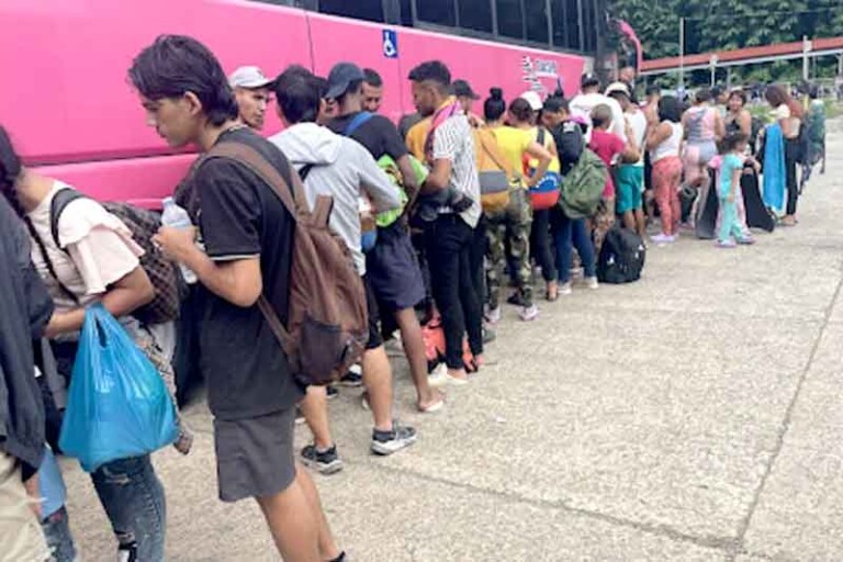Cresce o número de venezuelanos que cruzam a Selva de Darién - O Povo ...